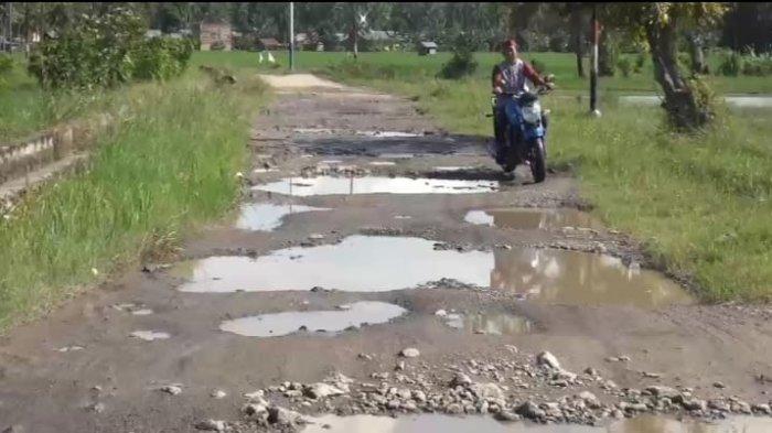 Jalan Penghubung Desa Sepanjang 1 Km di Polman Rusak Parah, Mirip Kubangan Kerbau - Tribun ...