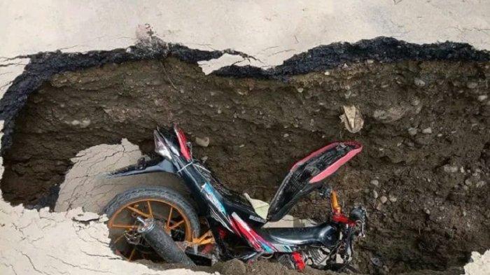 Jembatan Amblas di Desa Lebani, PUPR Sulbar Belum Turun Tangan Perbaiki ...