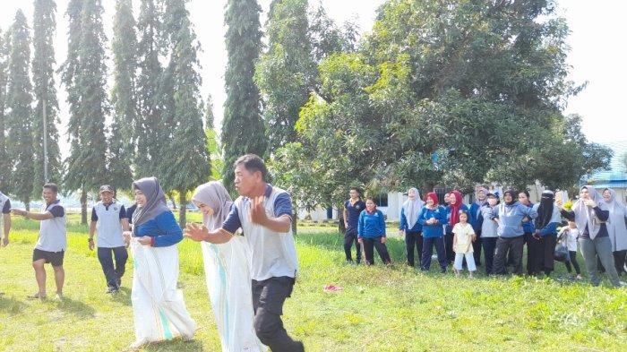 Lomba Balap Karung hingga Tarik Tambang Meriahkan Harbunas 2022 di Pelabuhan Feri Mamuju ...