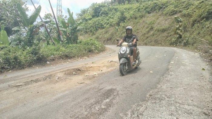 Pengendara Keluhkan Lubang di Tanjakan Jalan Poros Tobadak Mamuju ...