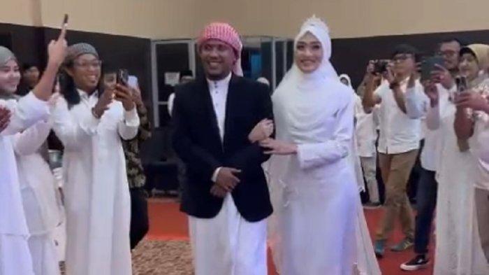 MENGENAL Sosok Mamat Alkatiri Komika Nikahi Gadis Mamuju, Elegan Pakai ...