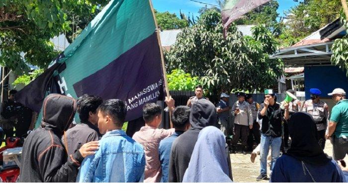 HMI Mamuju Geruduk Kantor Ombudsman Sulbar, Minta Lukman Umar Mundur - Tribun-sulbar.com