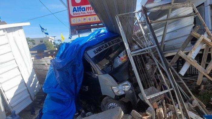 Mobil Angkut Durian Tabrak Box Jualan dan Pagar Alfamidi di Mamuju ...