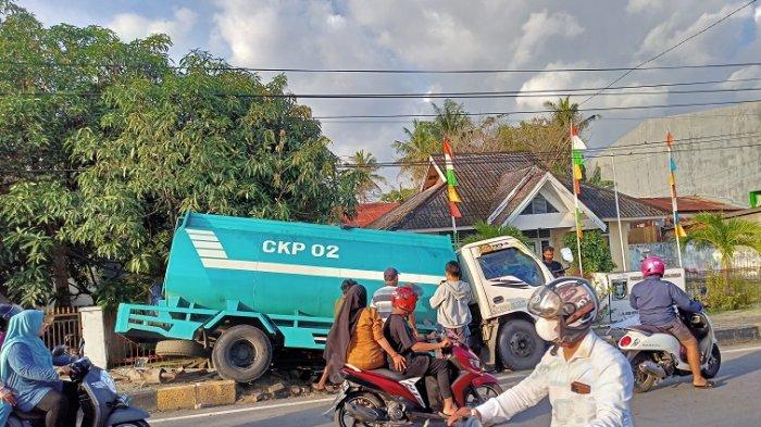 Truk Tangki Minyak Curah Tabrak Trotoar Jalan, Sopir Ngantuk dan Hilang Kendali - Tribun-sulbar.com