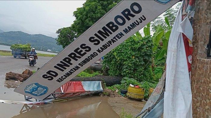 Hujan Deras dan Angin Kencang Robohkan Gerbang Besi SD Inpres Simboro ...