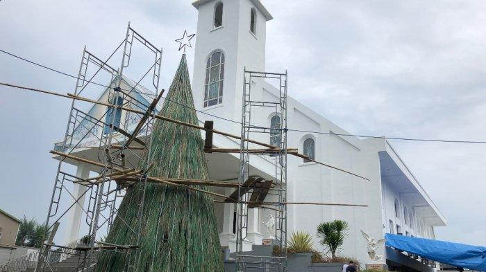Yuk, Intip Pohon Natal Unik dari Rumput Alang-alang di Geraja Katolik ...