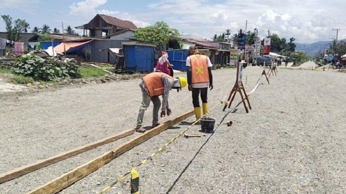 Jalan Poros Tobadak Mamuju Tengah di Rabat Beton, Telan Anggaran ...