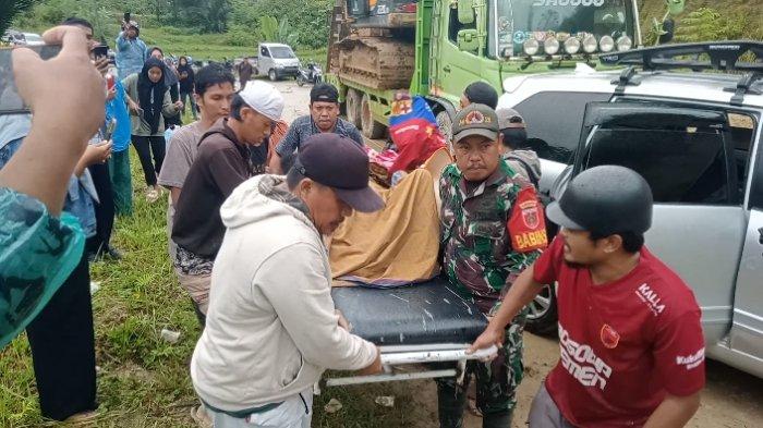 Terjebak Longsor, Pasien Melahirkan dari Salumaka Mamasa Terpaksa Ditandu ke Puskesmas Mambi ...