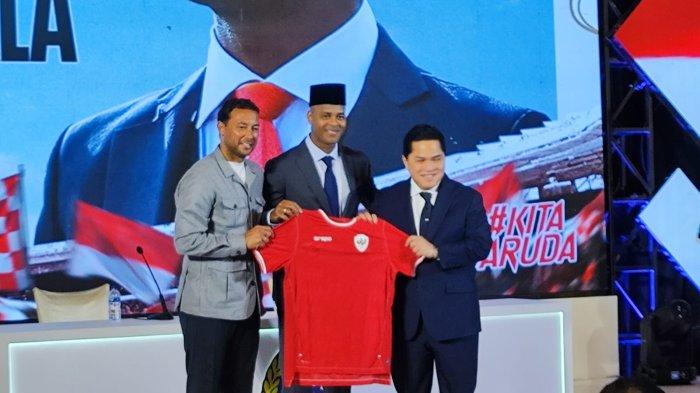 Patrick Kluivert Pakai Peci Hitam Saat Dikenalkan Sebagai Pelatih Timnas Ganti STY, Mau Pakai 4 ...