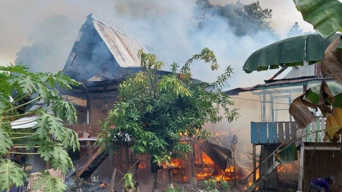 BREAKING NEWS: 5 Rumah Panggung Ludes Terbakar di Mapilli Polman - Tribun-sulbar.com