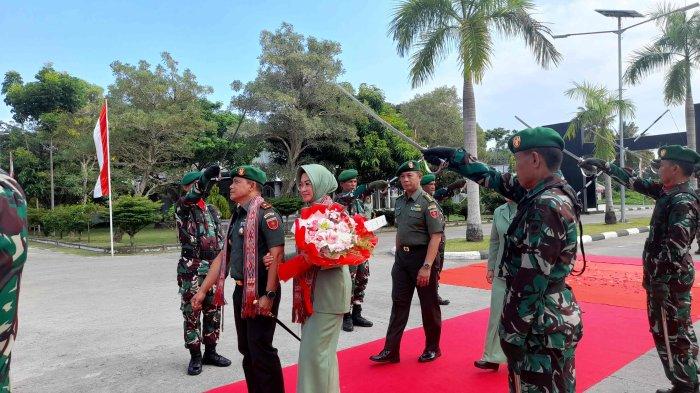 Komandan Korem 142 Tatag Disambut Tradisi Pedang Pora dan Tarian ...