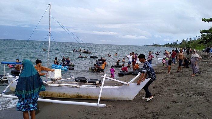 Jasa Penyewaan Perahu di Pantai Bahari Lombang-Lombang Mamuju Diserbu ...