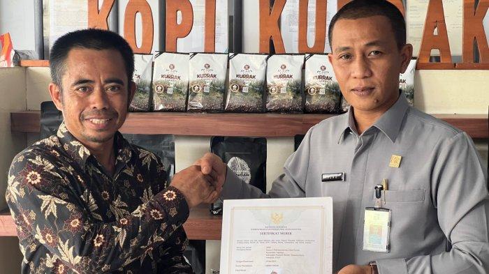 Kakanwil Kemenkum Sulbar Serahkan Sertifikat Merek Maelo Kopi Kurrak, Dorong Pendaftaran IG ...