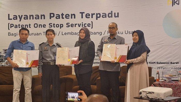 Kanwil Kemenkumham Sulbar Serahkan Sertifikat Paten Kepada Dosen Unasman dan Unsulbar - Tribun ...