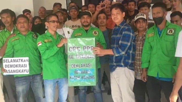 Relawan Kotak Kosong Sambangi KPU Pasangkayu, Prihatin Calon Tunggal di Pilkada 2024 - Tribun ...