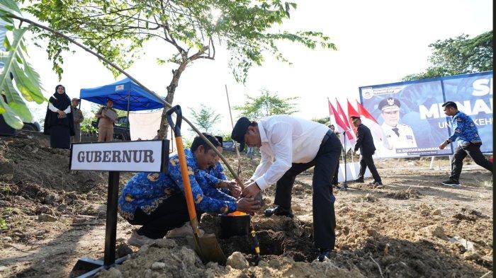 Hari Pertama Kerja Jadi Pj Gubernur Sulbar, Bahtiar Baharuddin Tanam ... Hari Pertama Kerja Jadi Pj Gubernur Sulbar, Bahtiar Baharuddin Tanam ...