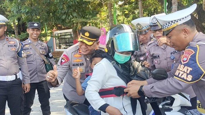 Polisi Bagikan 100 Sabuk Keselamatan Buat Emak-emak Suka Bonceng Anak Naik Motor di Polman ...