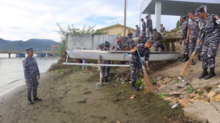 Sambut HUT ke-77 TNI AL, Lanal Mamuju Bersih-bersih Pantai dan Laut dari Sampah Plastik - Tribun ...