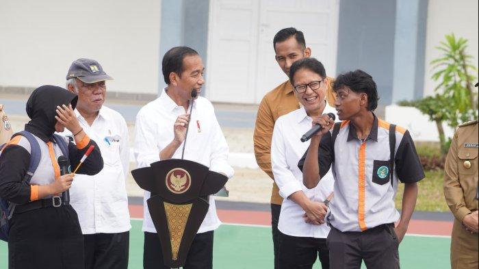 Grogi Siswa SMK 1 Rangas Mamuju Masukkan Tangan ke Saku Bertemu Jokowi ...