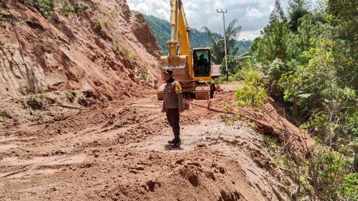 Proses Pembersihan Longsor di Poros Desa Panura - Desa Tallang Bulawan ...