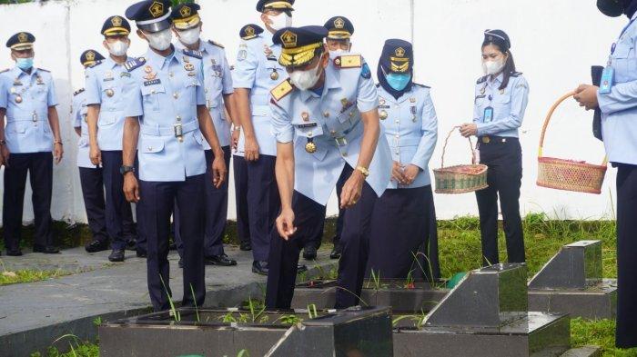 Peringati Hari Dharma Karya Dhika, Kemenkumham Sulbar Ziarah dan Tabur Bunga di TMP Pati' Mamuju ...