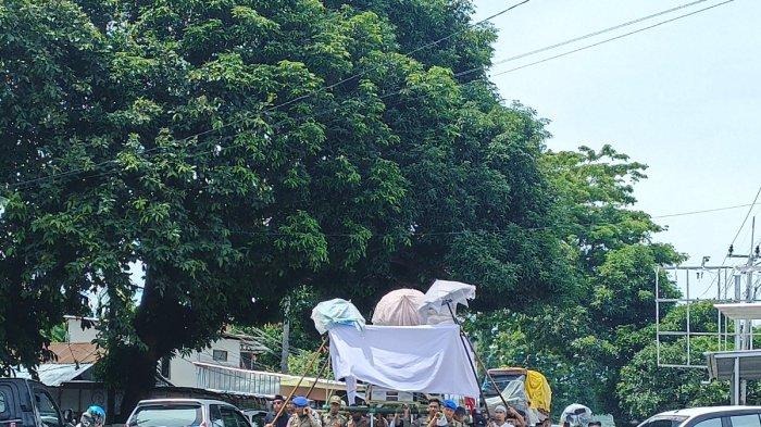 Dimakamkan Secara Adat, Ratusan Warga Iringi Jenazah Arifuddin Katta Menuju Peristirahatan ...