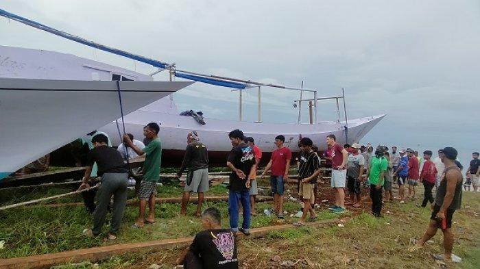 Mengenal Mapparondong Lopi Tradisi Tarik Kapal Baru Jadi ke Laut di ...