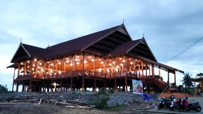 Belum Diresmikan! Rumah Adat Buttu Cipping Dipenuhi Coretan Nama dan ...