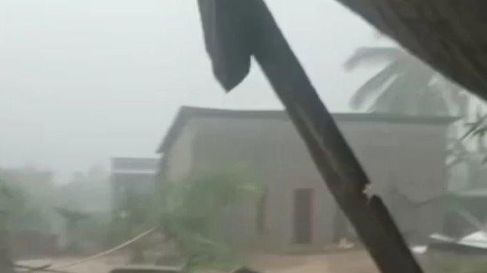 Kedatangan Angin Puting Beliung di Desa Tumbu Mateng Diawali Suara ...