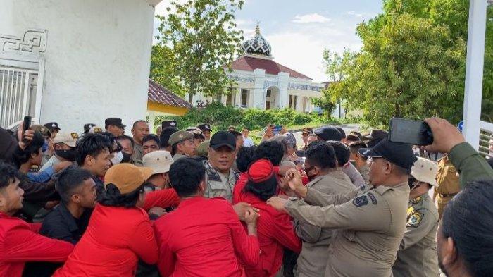 Demo Peringatan Hari Buruh dan Hardiknas Depan Kantor Bupati Mamuju Ricuh, 15 Poin yang Dituntut ...