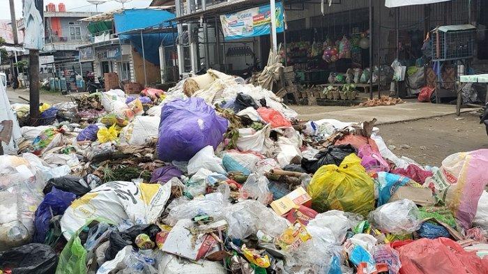 Pedagang Keluhkan Sampah Menumpuk di Kompleks Pasar Pekkabata Polman - Tribun-sulbar.com