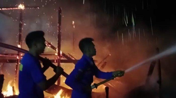 Satu Unit Rumah Ludes Terbakar di Polman, 3 Motor dan Satu Bentor Ikut ... Satu Unit Rumah Ludes Terbakar di Polman, 3 Motor dan Satu Bentor Ikut ...