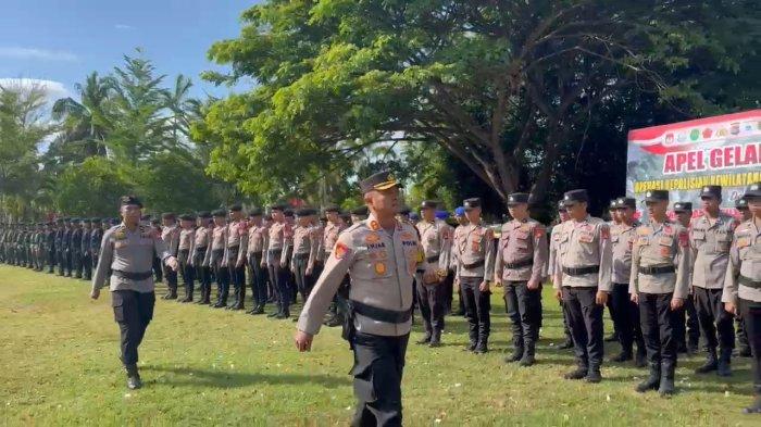 12 Pleton Personel Gabungan TNI-Polri Apel Gelar Pasukan Pengamanan Pilkada Polman 2024 - Tribun ...