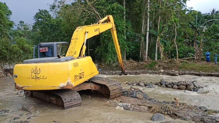 Dua Dusun Masih Terisolir, Hanya 1 Alat Berat Diturunkan Bersihkan Bekas Banjir di Desa Riso ...