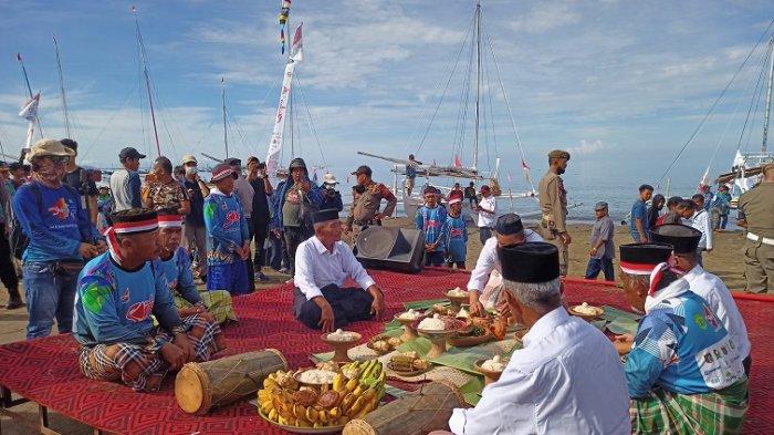 Ritual Mapparondong Lopi Cara Nelayan Mandar Minta Berkah Keselamatan ...