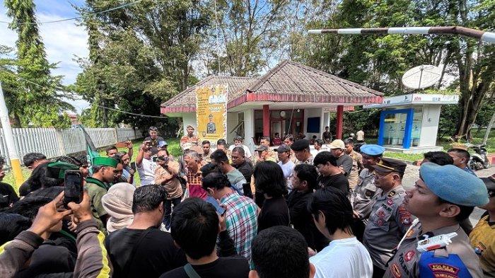 Mahasiswa Demo Tuntut Bupati Polman Samsul Mahmud Bayar Gaji Petugas ...