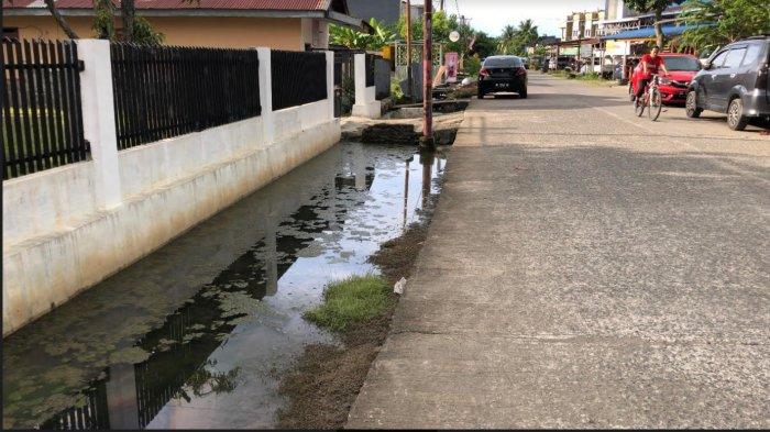 Warga Mamuju Kesal, Drainase Tersumbat Buat Jalan Cikditiro Tergenang - Tribun-sulbar.com