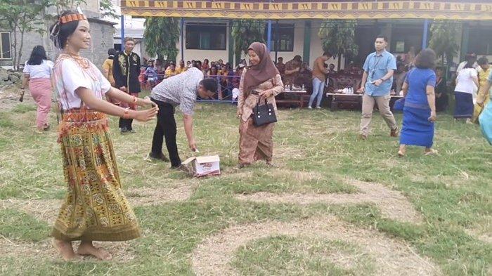 Tradisi Ma'Toding Ramaikan Peringatan Natal Ikatan Keluarga Toraja ...