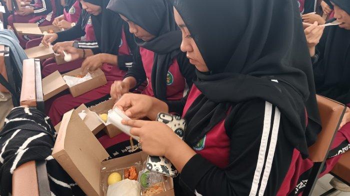 Apa Saja Isi Makanan Bergizi Gratis di SMKN 1 Rangas Mamuju? Segini ...
