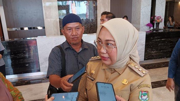 Bupati Mamuju Sutinah Suhardi Segera Lakukan Ini Atas Penyegelan Kantor Desa Karama - Tribun ...