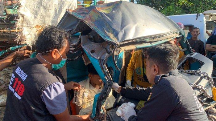 Pick Up Pengangkut Ayam Potong Tabrakan Truck di Polman, Sopir 2 Jam ...