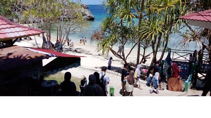 Pantai Dato Majene Ramai Pengunjung, Segini Harga Tiket Masuknya ...