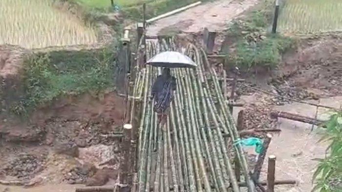 Jembatan di Nosu Mamasa Ambruk Diterjang Banjir, Tim SAR Gabungan Buat Jembatan Darurat - Tribun ...