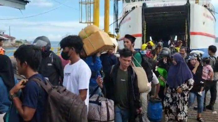 Penumpang Membludak Jelang Nataru di Pelabuhan Feri Mamuju, Harga Tiket Tak Berubah - Tribun ...