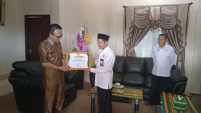 Terima Penghargaan Kemenag, Wabup Mamasa Marthinus Tiranda Gaungkan ...