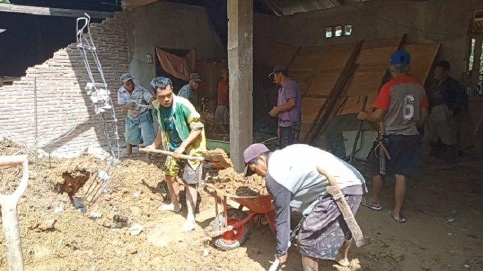 Warga Saluassing Mamasa Gotong Royong Bersihkan Material Longsor Timpa Rumah - Tribun-sulbar.com