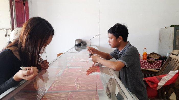 Jelang Lebaran 1443, Warga Mamuju Ramai-ramai Jual Perhiasan untuk Kebutuhan Hari Raya - Tribun ...