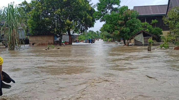 Sungai Meluap, Ratusan Rumah di Kecamatan Luyo Polman Terendam Banjir - Tribun-sulbar.com