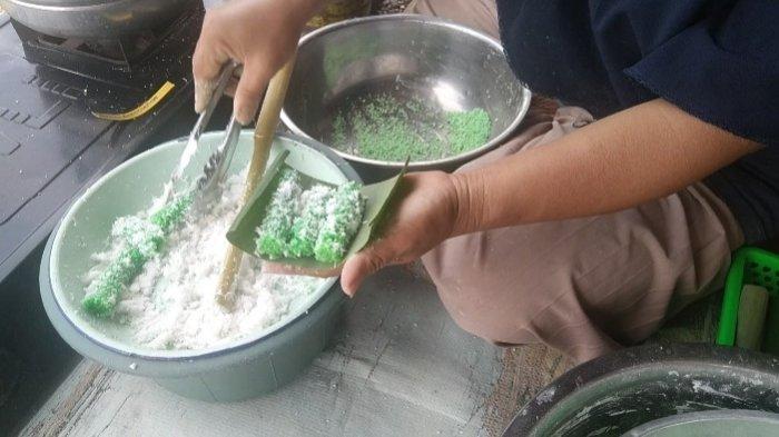 Laris Manis Putu Soppa Jajanan Tradisional Bugis Sulsel Eksis di Mamuju ...