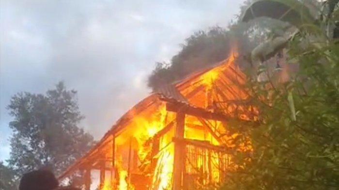 BREAKING NEWS: Kebakaran Hebat di Sespa Mamasa, 1 Rumah Warga Ludes Terbakar - Tribun-sulbar.com